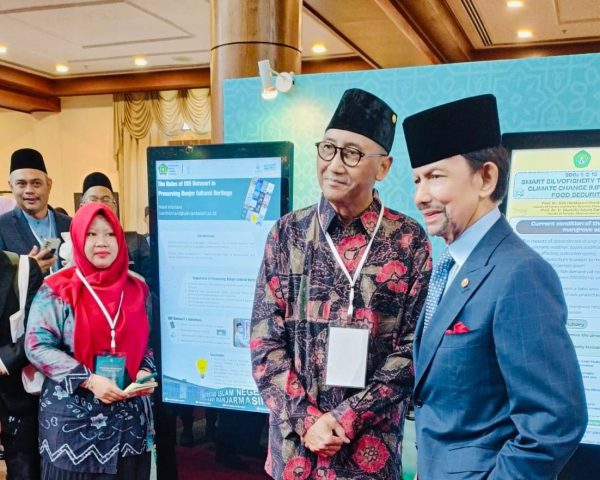 Keren! Dosen Tadris Bahasa Inggris Presentasikan Poster UIN Antasari di ...